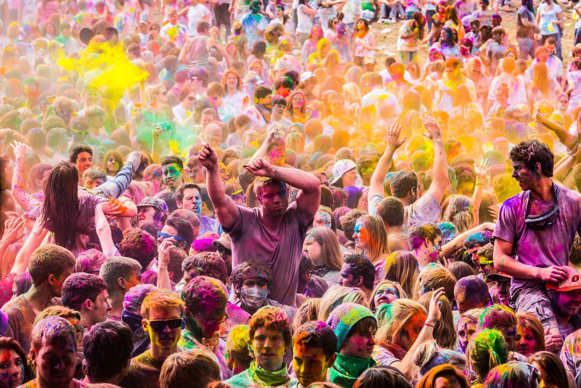 10 Must buy items for Holi | IndianYug | IndianYug